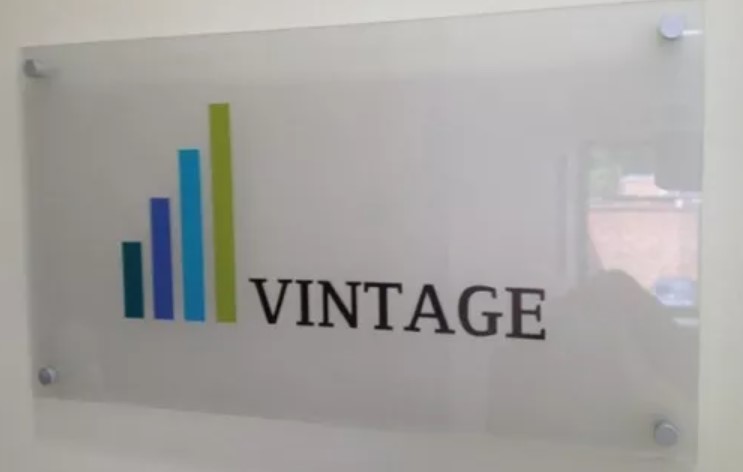 Sign Board dengan Akrilik Transparan: Estetika dan Fungsi